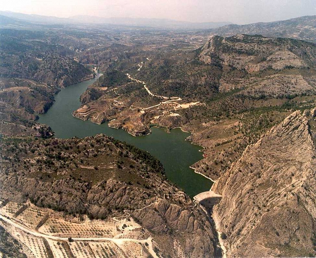El pantano de Tibi, un paisaje de récord